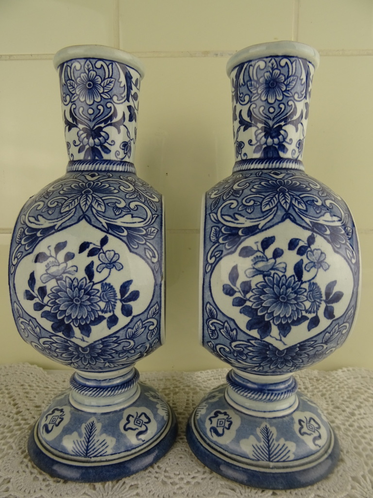 Antieke Delfts blauwe vazen Regout - Curiosa en Kunst.nl