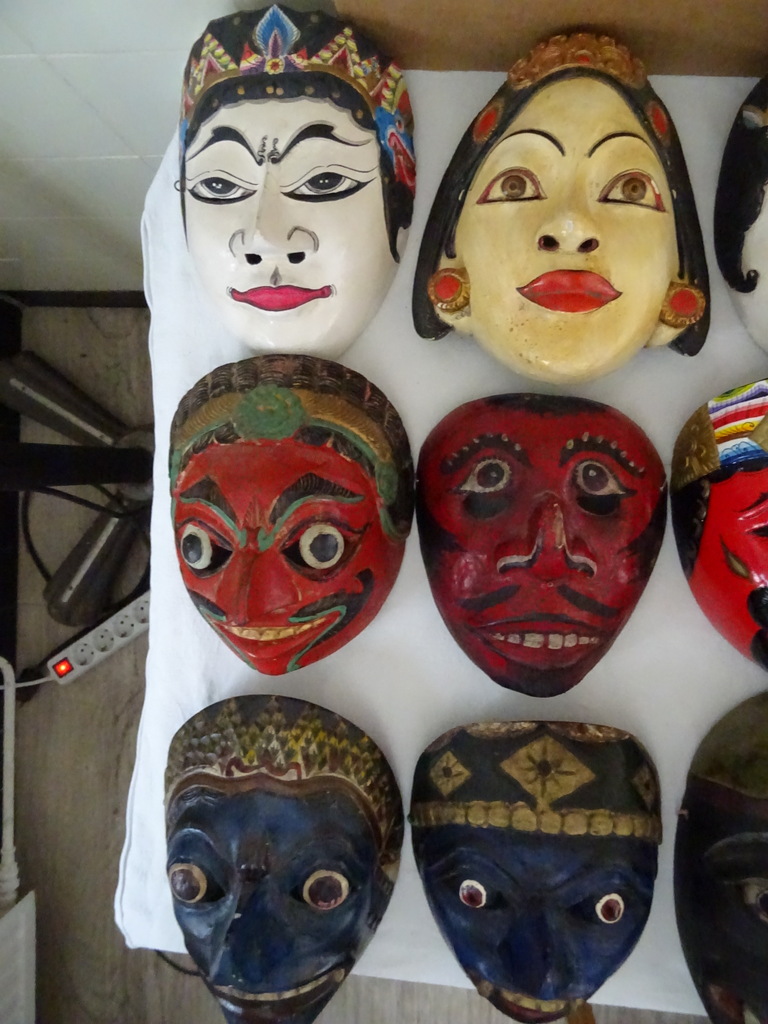 Collectie houten maskers Indonesië - Curiosa en Kunst.nl