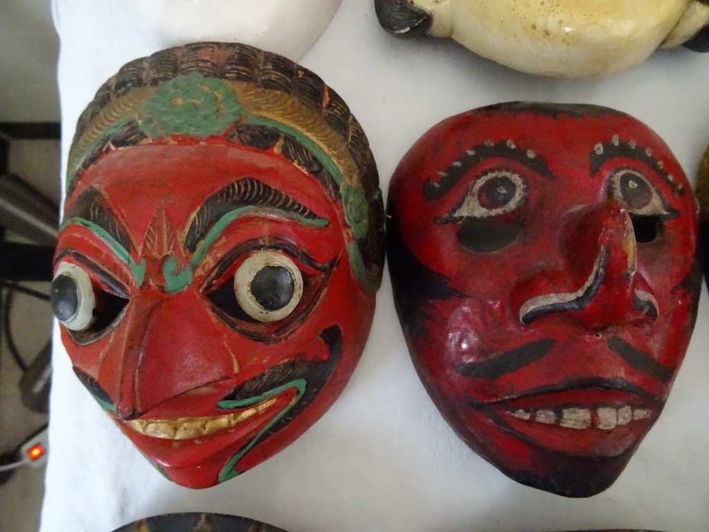 Collectie houten maskers Indonesië - Curiosa en Kunst.nl