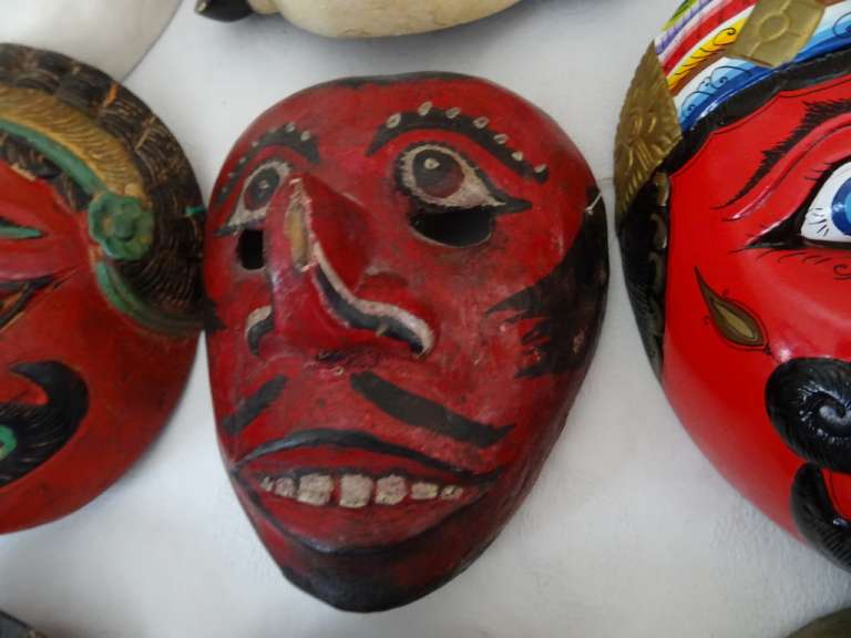 Collectie houten maskers Indonesië - Curiosa en Kunst.nl