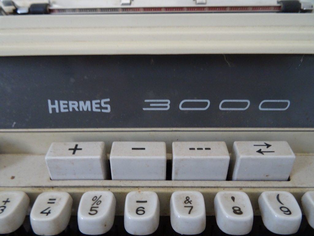 Vintage typemachine Hermes 3000 script - Curiosa en Kunst.nl